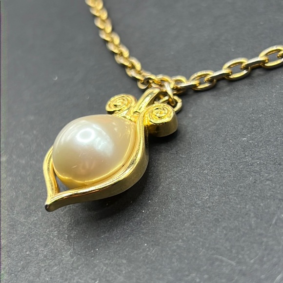 Liz Claiborne | Jewelry | Vintage Lci Liz Claiborne Pearl Necklace ...